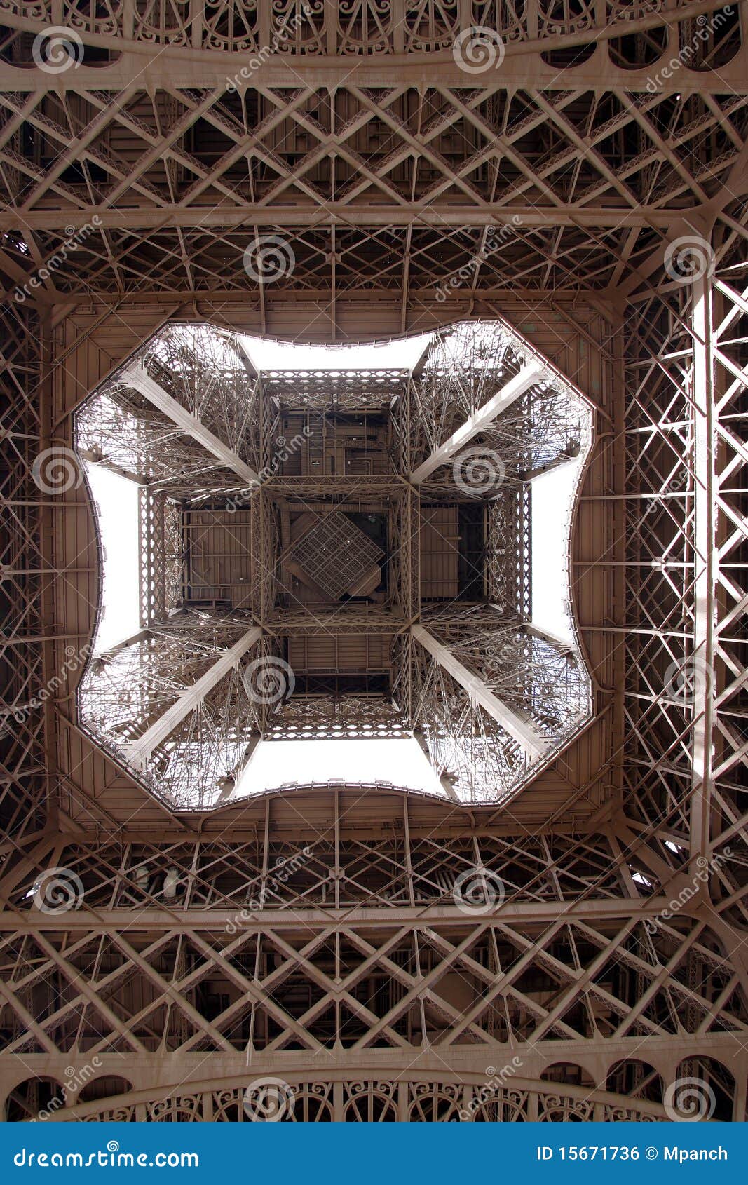 Dentro de la torre Eiffel foto de archivo. Imagen de champ - 15671736