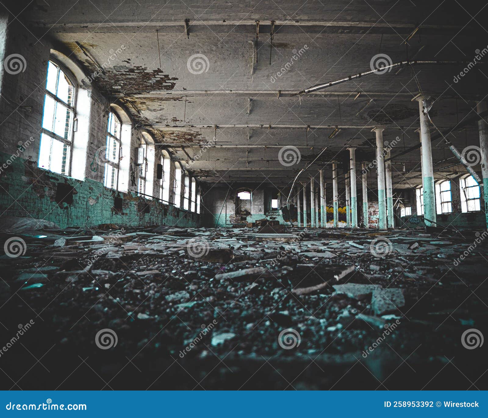 Dentro De Un Edificio Abandonado Y Destruido Foto de archivo - Imagen de resistido, abandonado ...