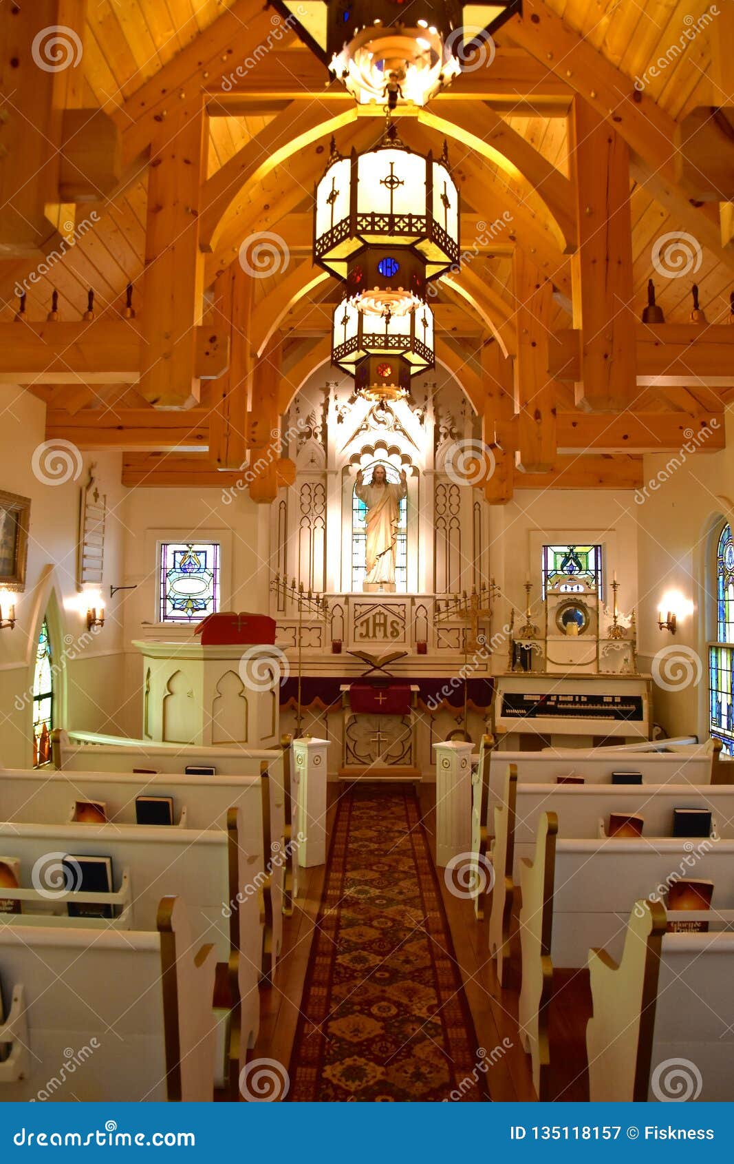 Dentro De Una Capilla De La Madera Blanca Imagen de archivo - Imagen de ...