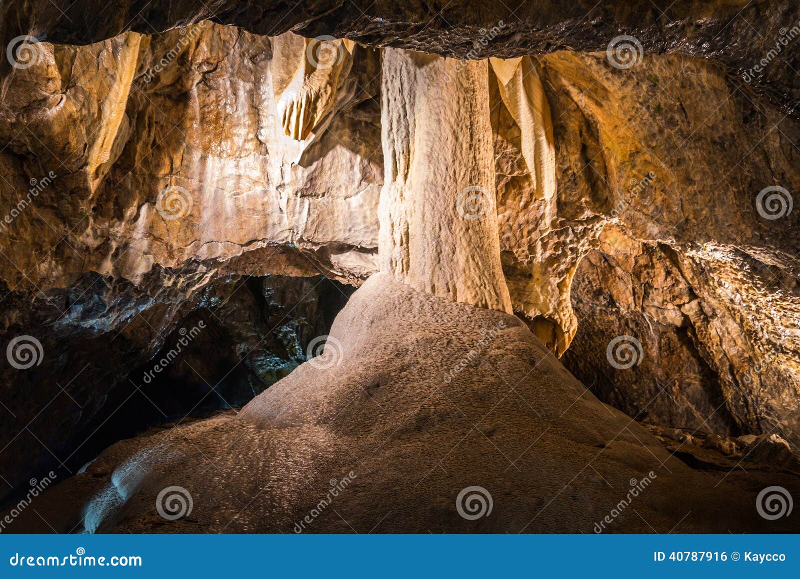 Dentro de una cueva foto de archivo. Imagen de columna - 40787916