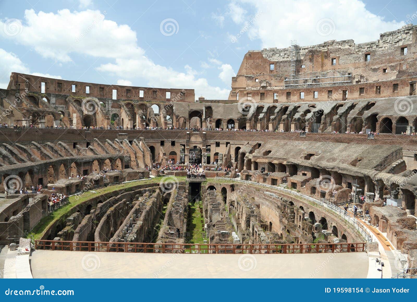 Dentro del coliseo romano foto de archivo. Imagen de antiguo - 19598154