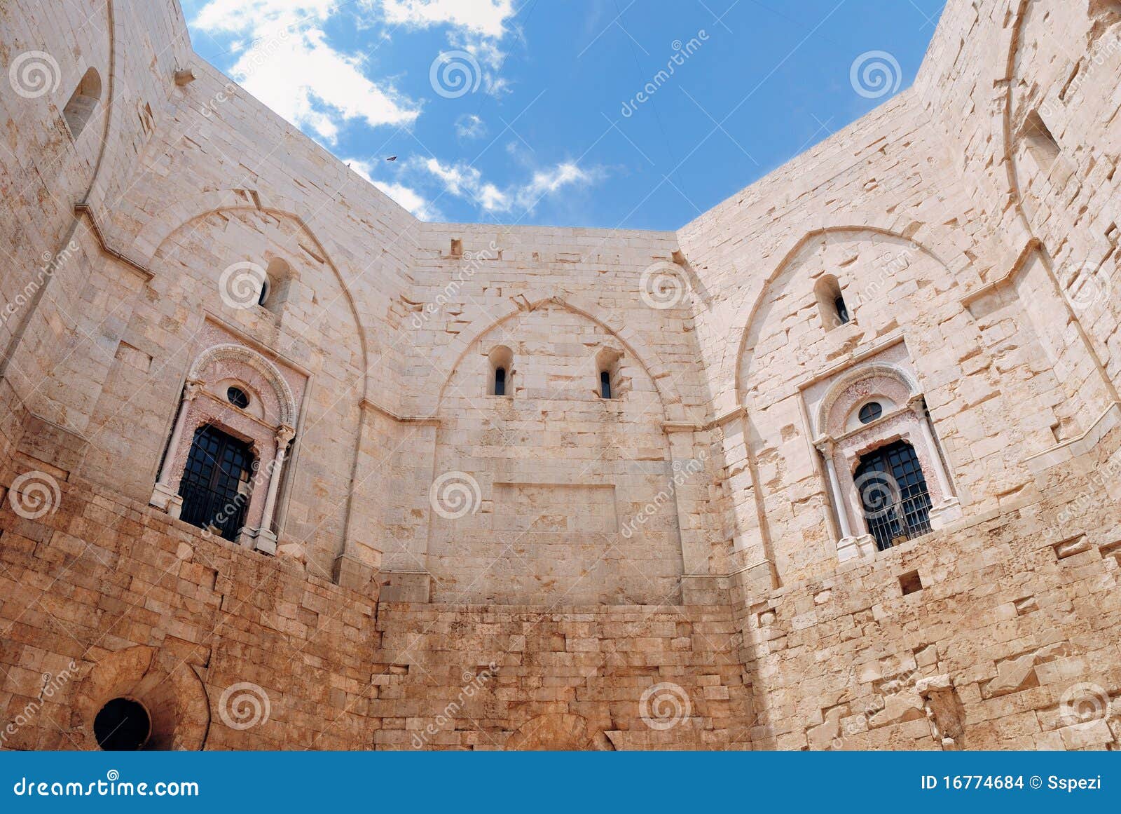 Dentro do castelo foto de stock. Imagem de cerco, imperador - 16774684