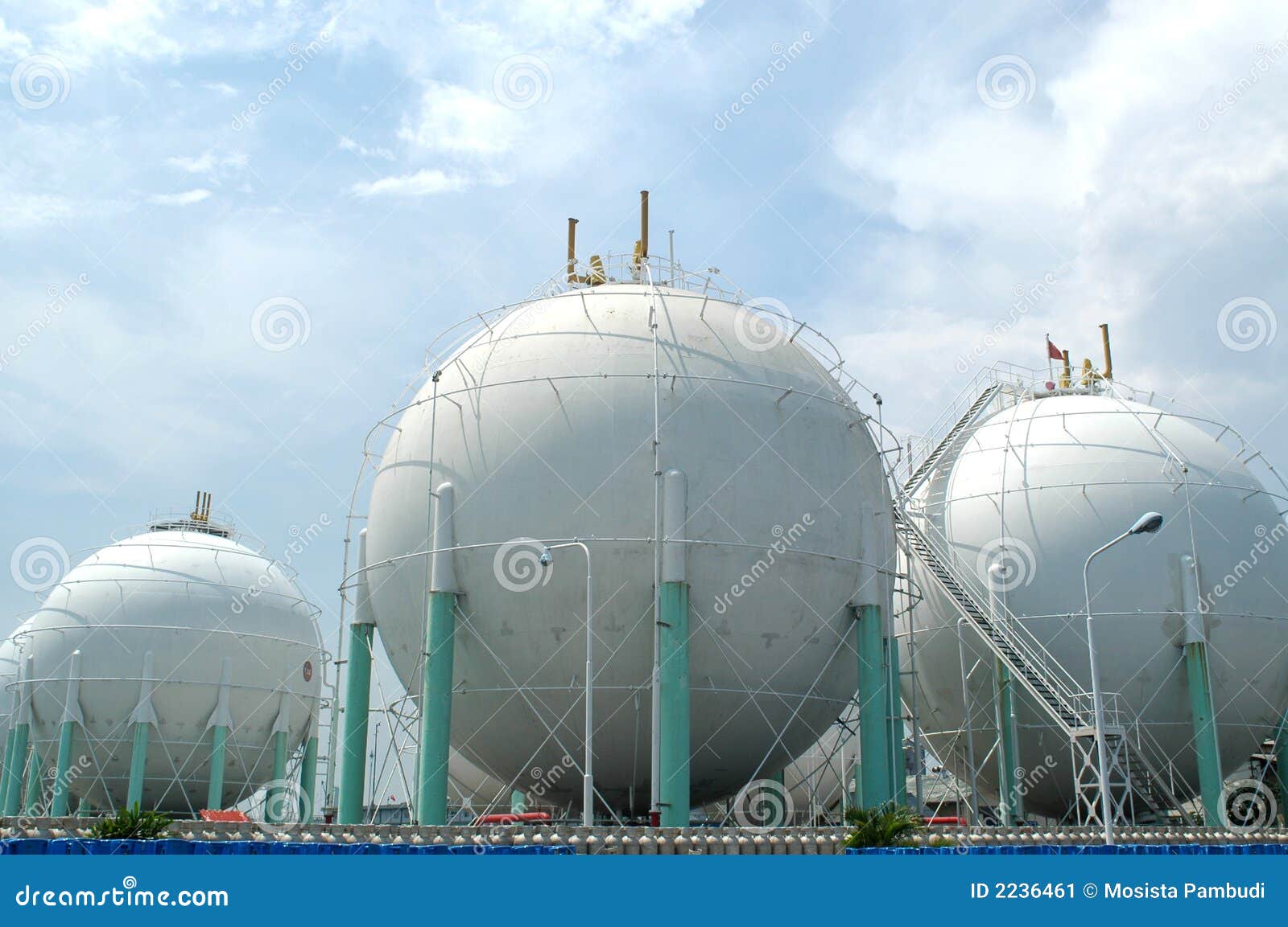 Depósitos de gas imagen de archivo. Imagen de tubo, combustible - 2236461