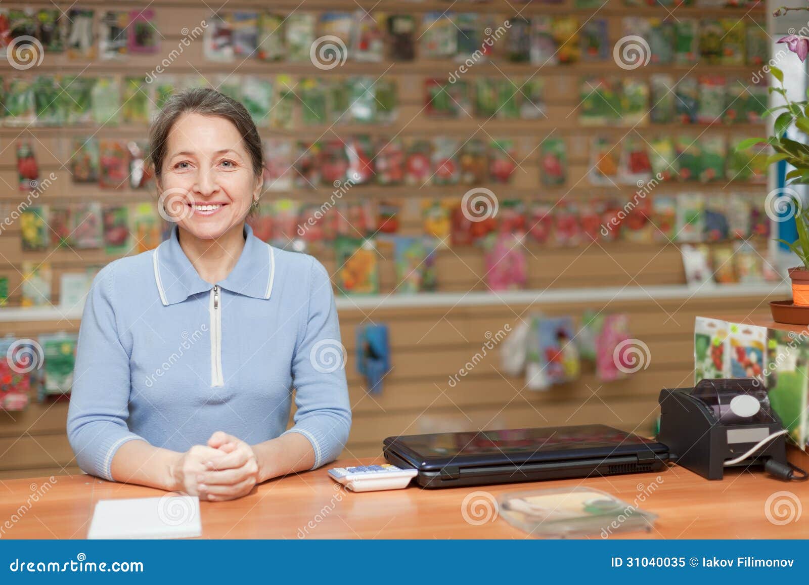 Dependienta En La Tienda Del Jardín Imagen de archivo - Imagen de gente ...