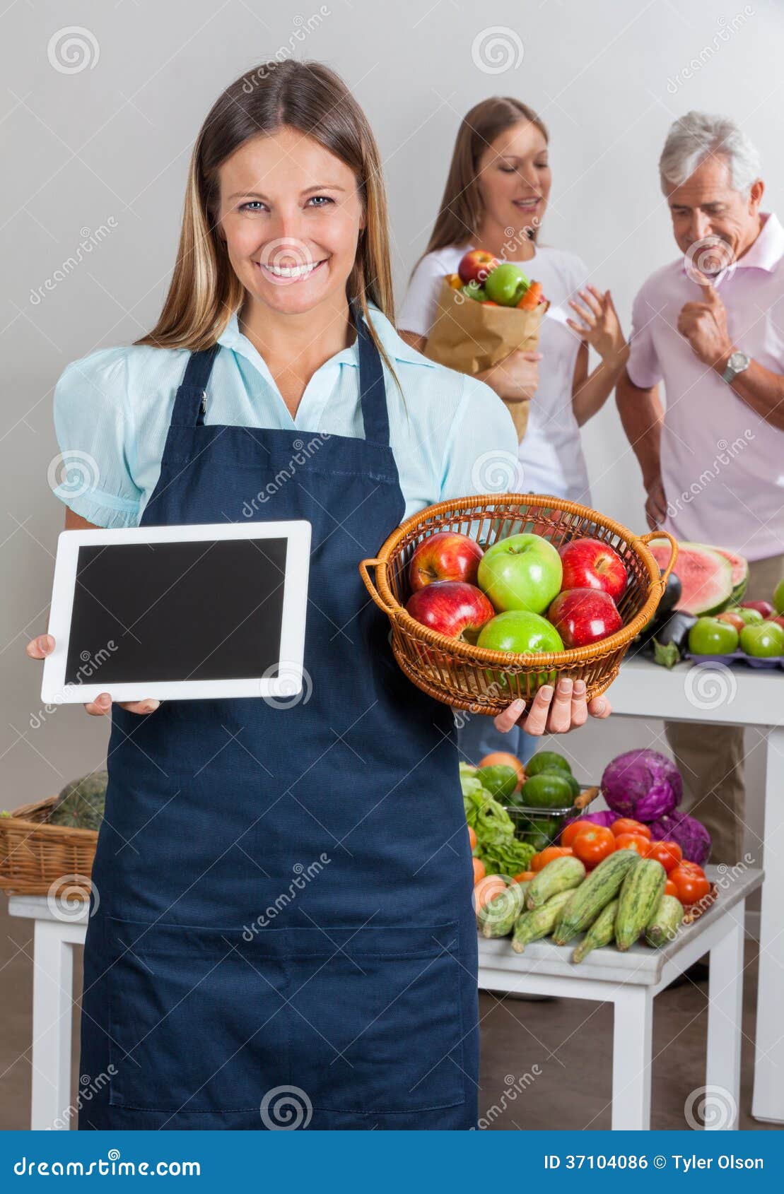 Dependienta Holding Digital Tablet Y Frutas Foto de archivo - Imagen de ...