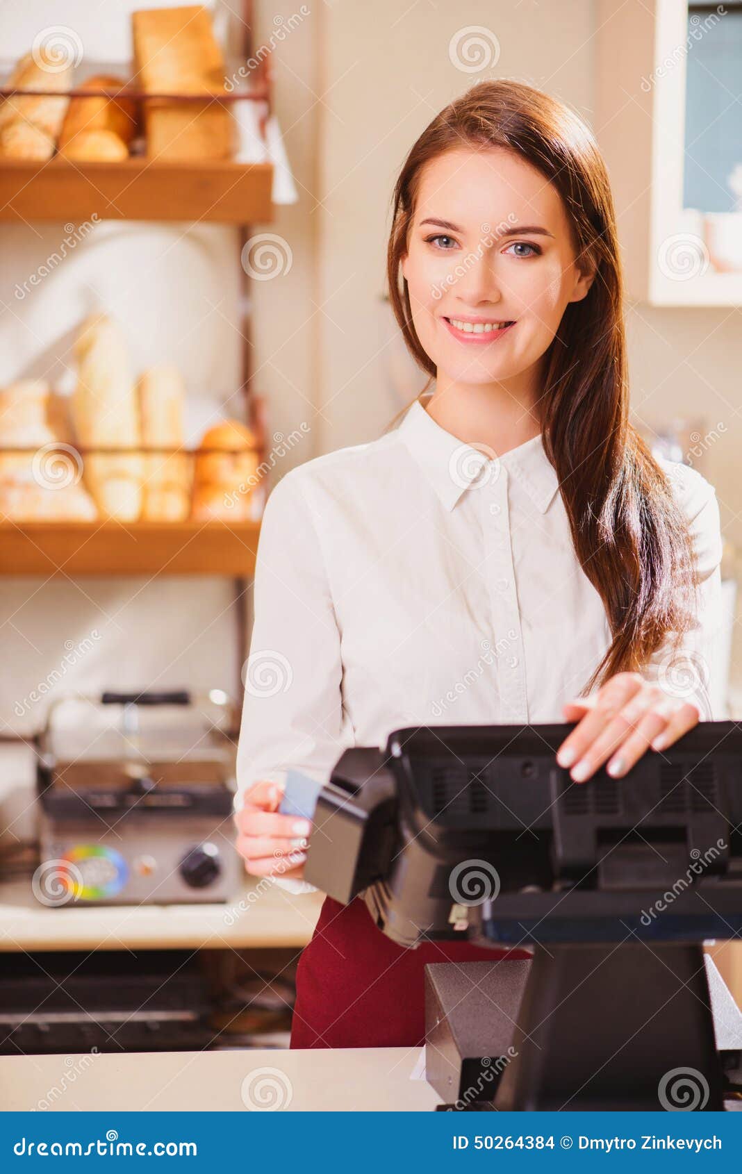 Dependienta Joven Hermosa En Una Panadería Foto de archivo - Imagen de ...