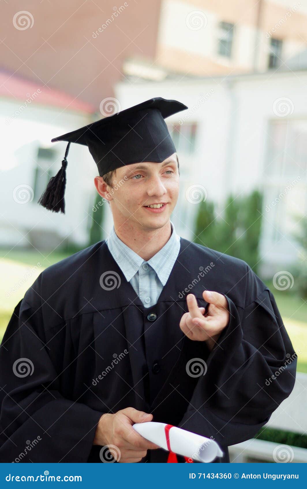 Der Absolvent Mit Einem Diplom in Der Hand Und Schwarzem Umhang ...