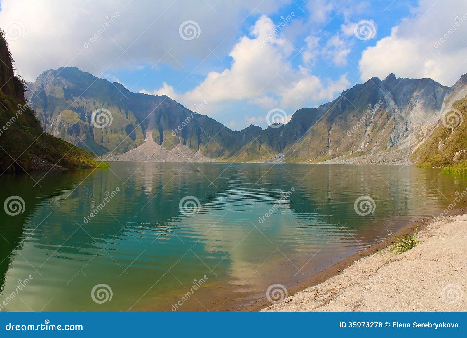 Der Aktive Vulkan Pinatubo Und Der Kratersee Stockfoto - Bild von ...