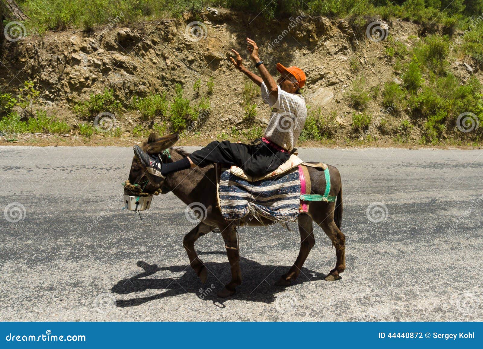 Der Alte Mann Auf Einem Esel Redaktionelles Stockfotografie - Bild von ...