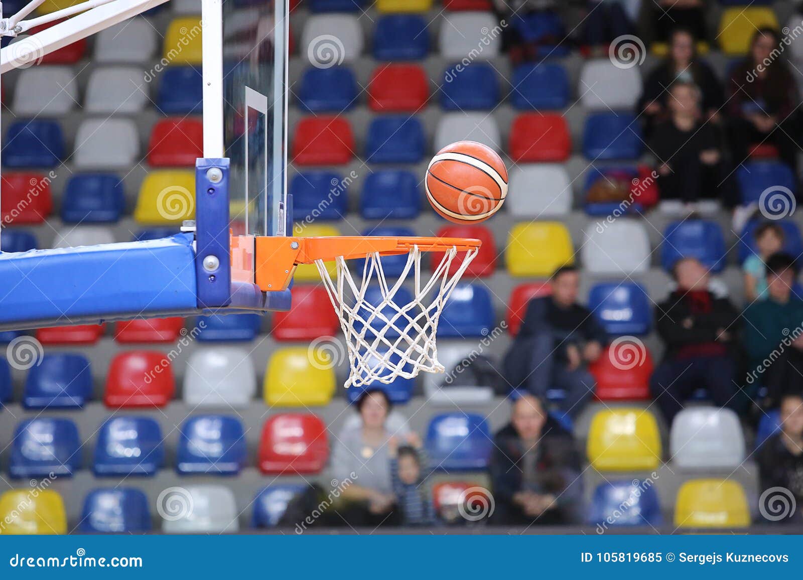 Der Ball Fliegt in Den Korb Stockbild - Bild von athletisch, sport ...