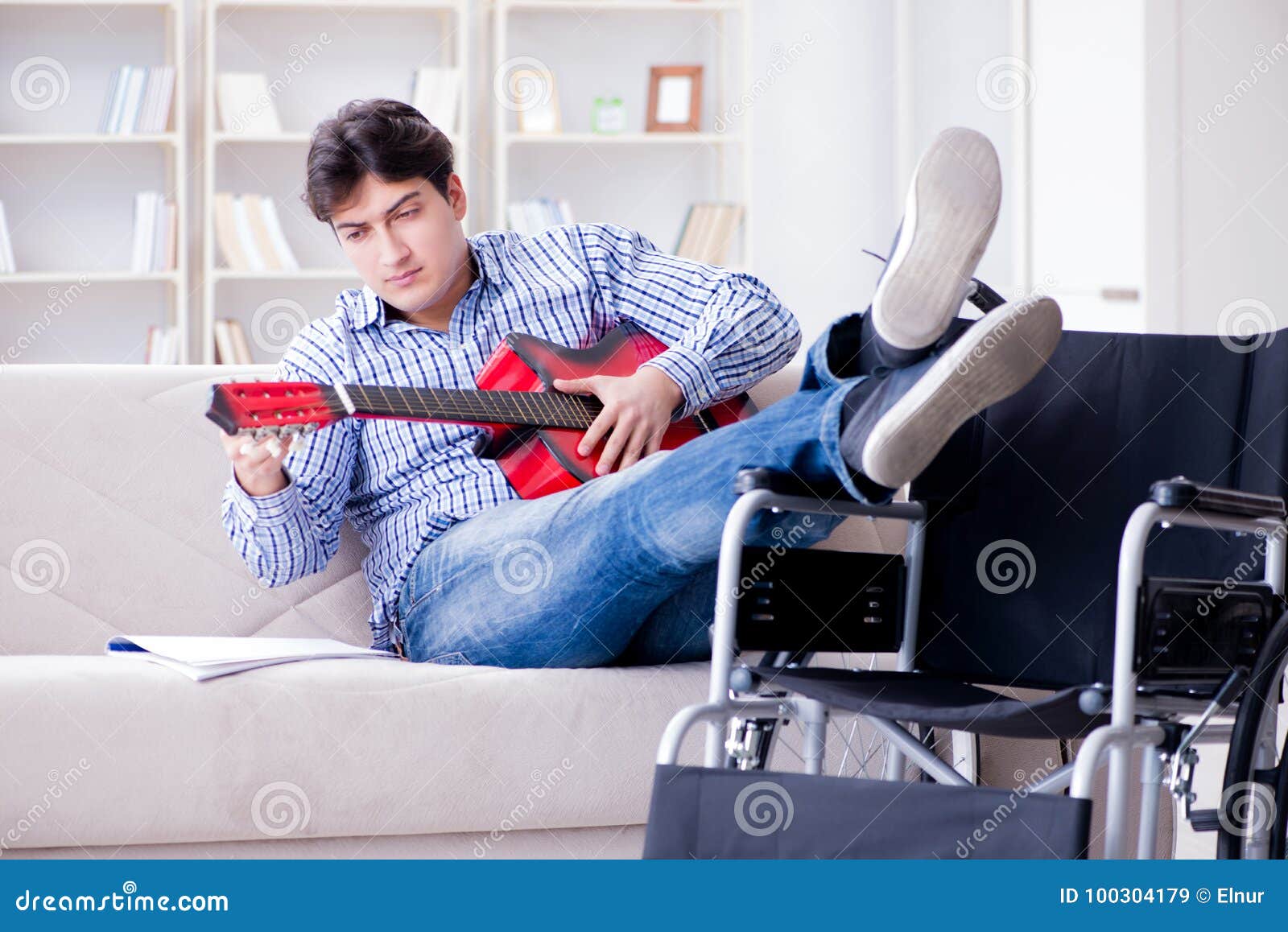 Der Behinderte Mann, Der Zu Hause Gitarre Spielt Stockbild - Bild von ...