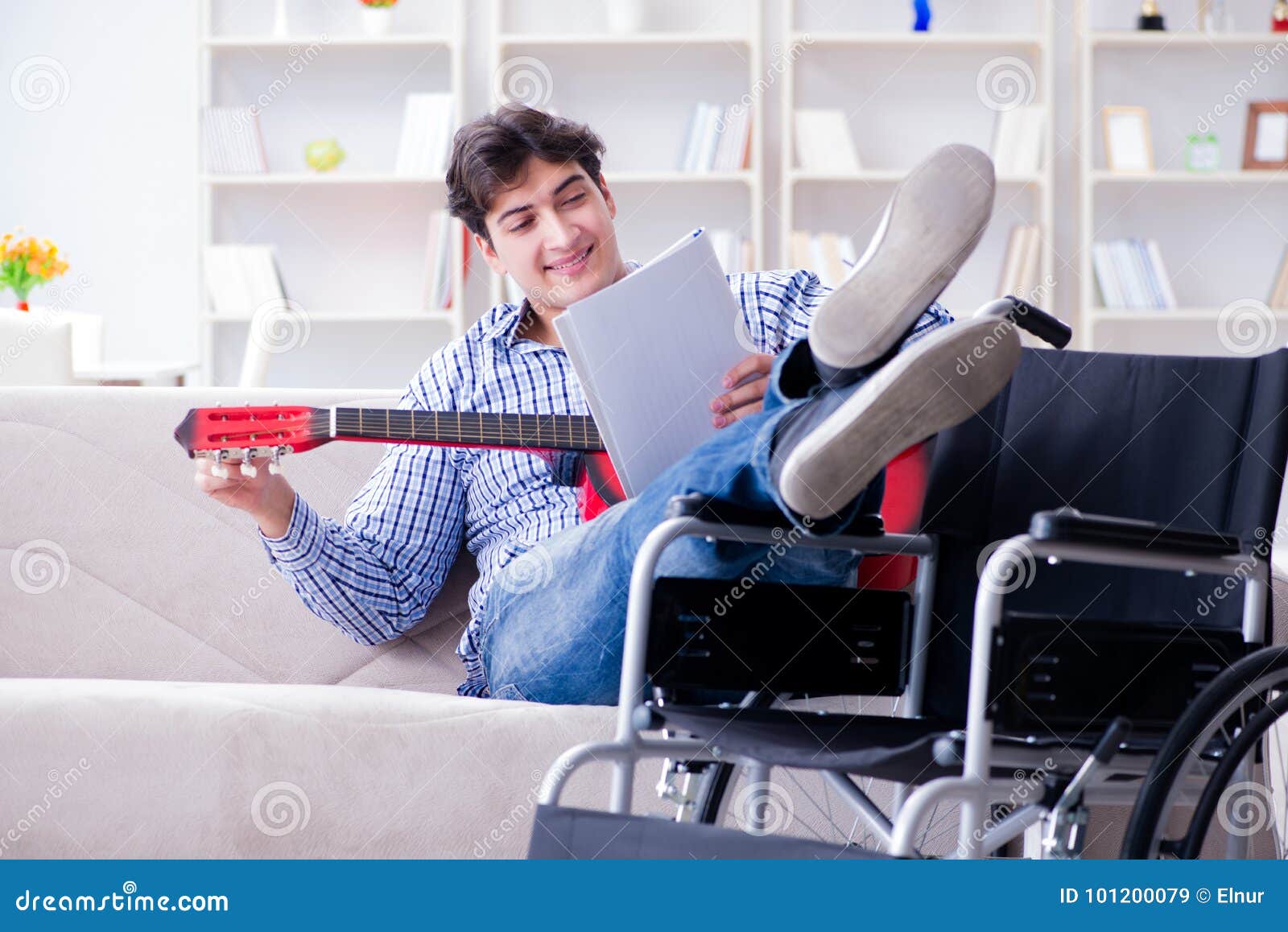 Der Behinderte Mann, Der Zu Hause Gitarre Spielt Stockbild - Bild von ...