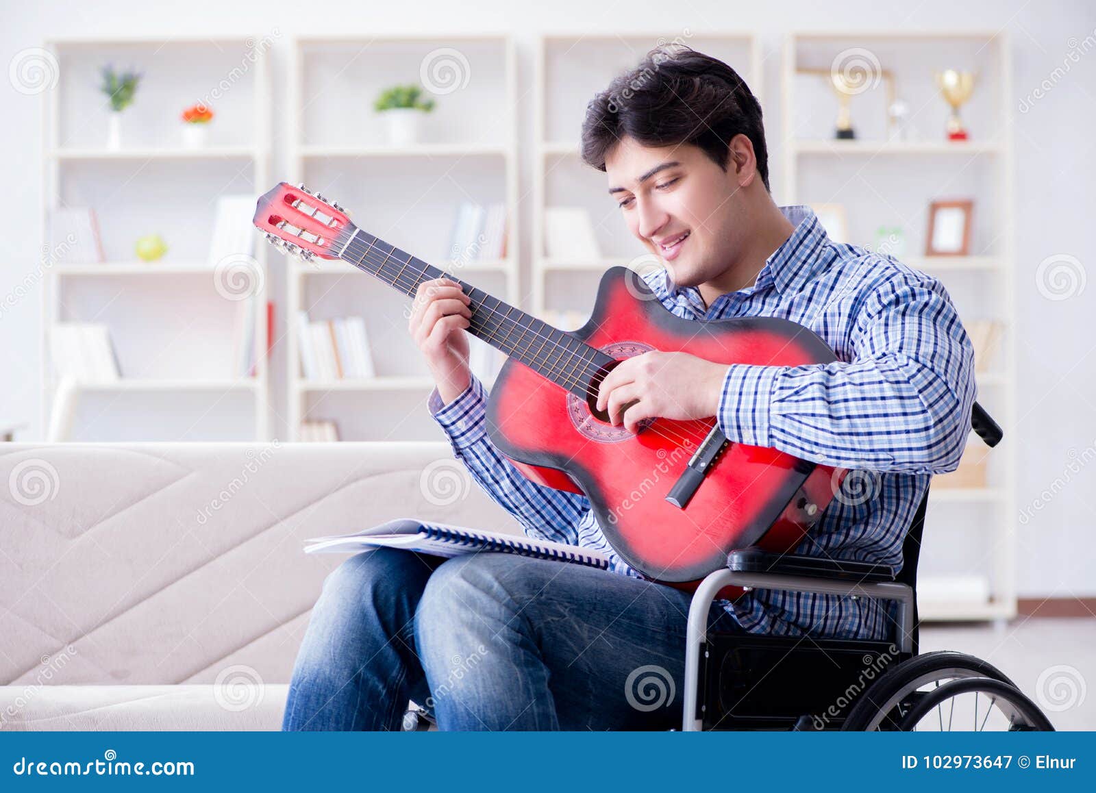 Der Behinderte Mann, Der Zu Hause Gitarre Spielt Stockbild - Bild von ...
