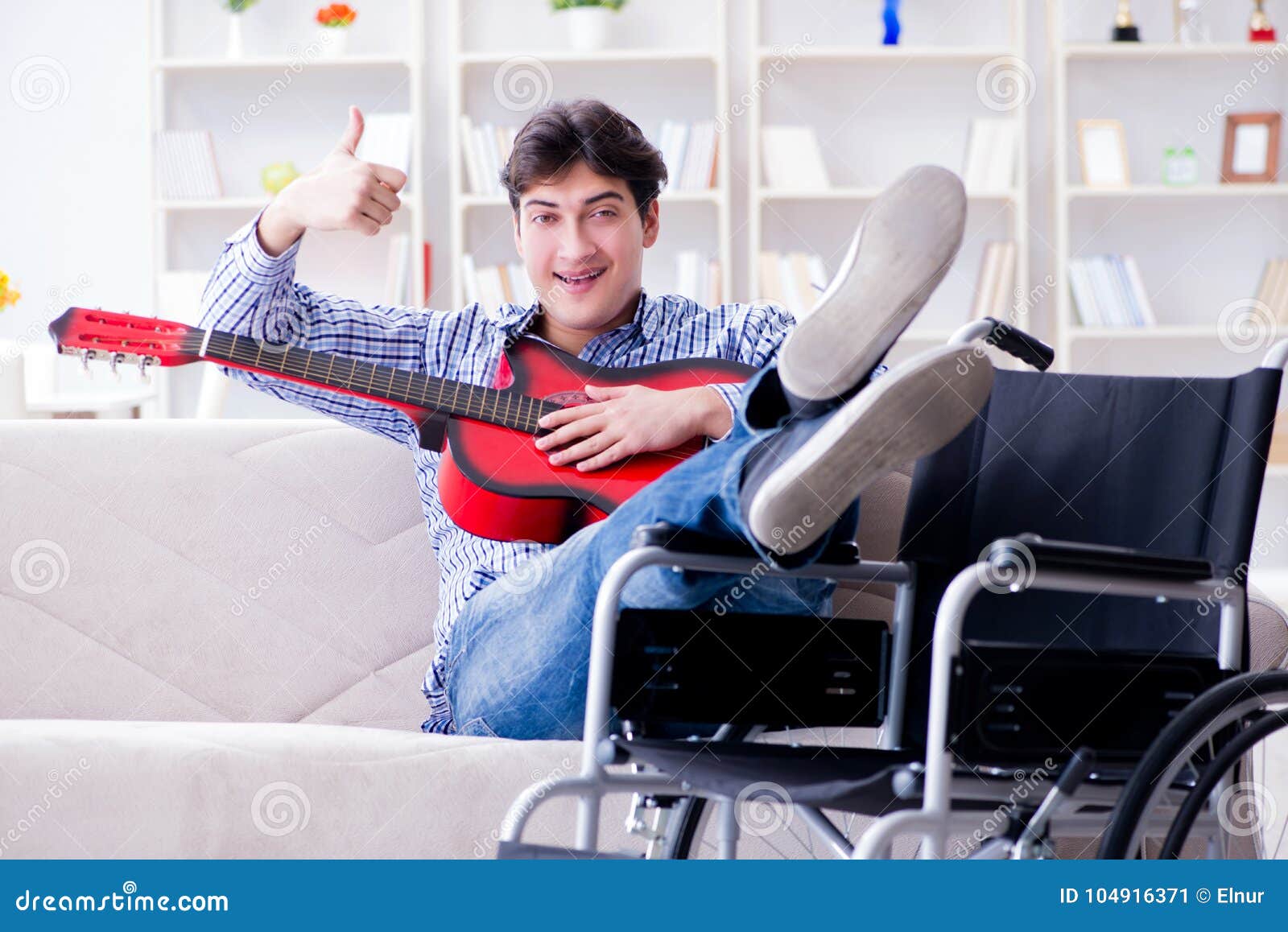Der Behinderte Mann, Der Zu Hause Gitarre Spielt Stockbild - Bild von ...