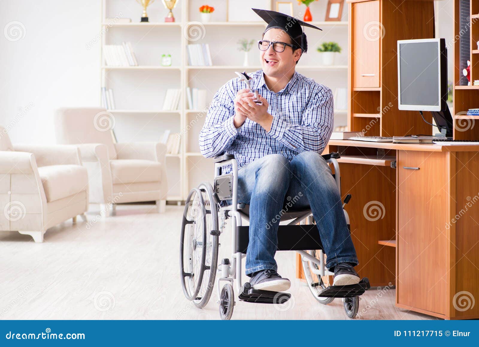 Der Behinderte Student, Der Zu Hause Auf Rollstuhl Studiert Stockbild ...