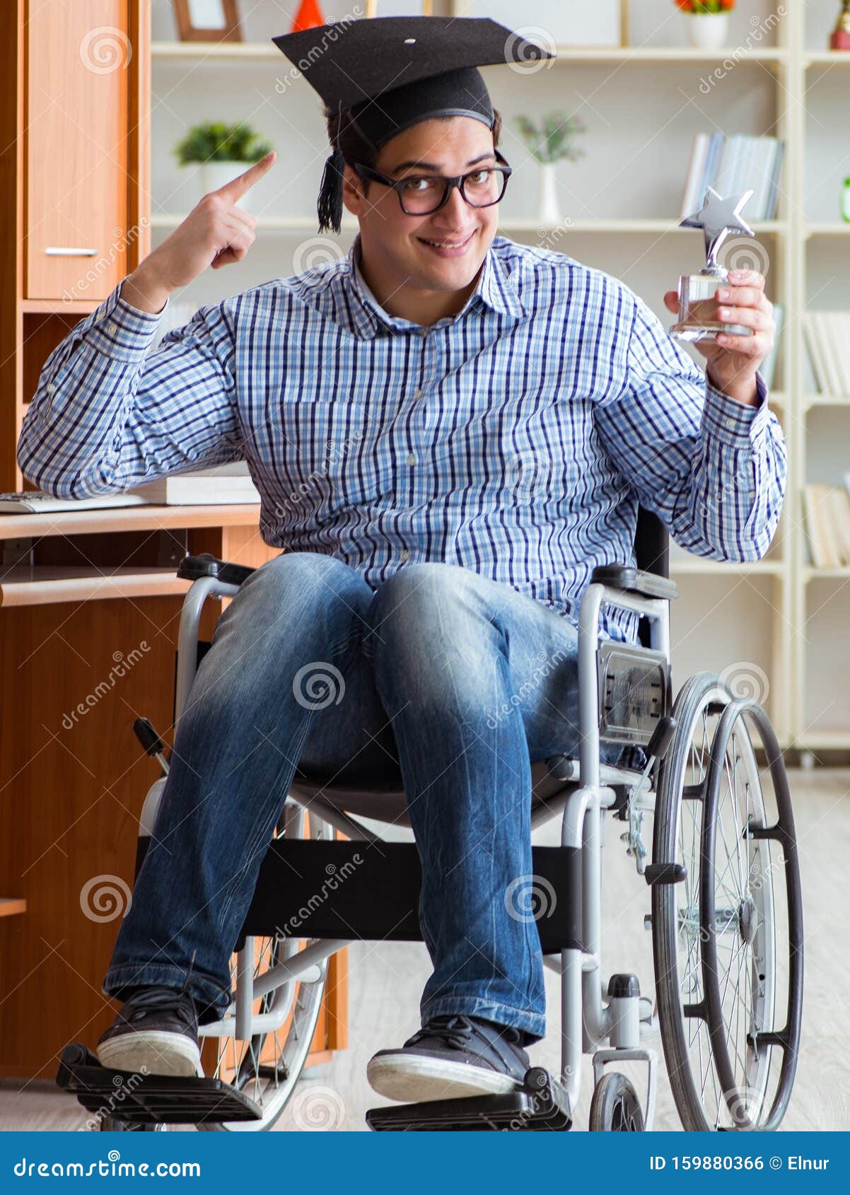 Der Behinderte Student, Der Zu Hause Im Rollstuhl Studiert Stockfoto ...