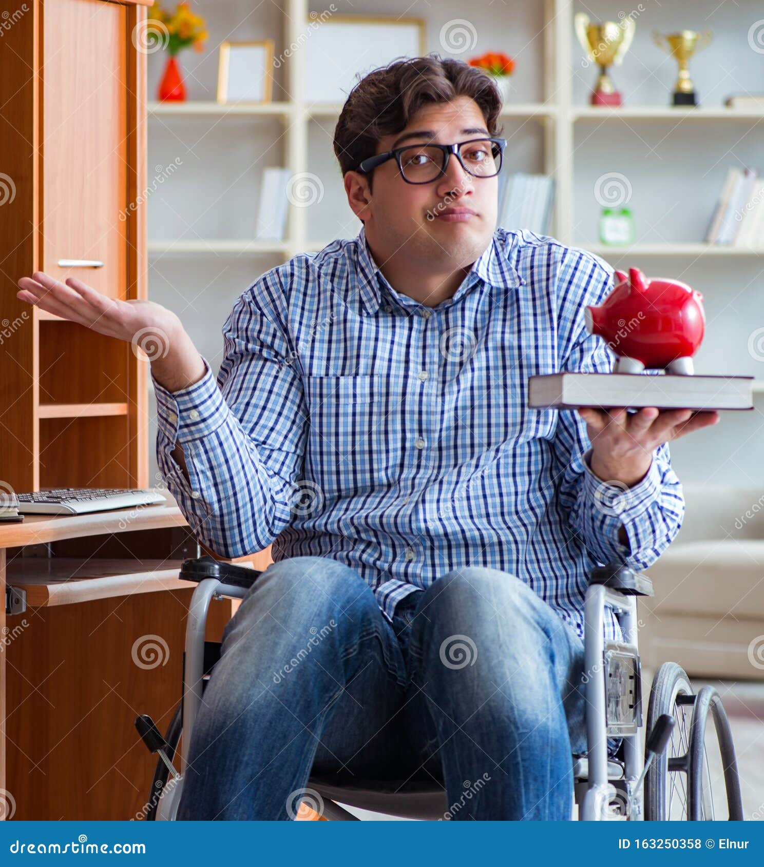 Der Behinderte Student, Der Zu Hause Im Rollstuhl Studiert Stockfoto ...