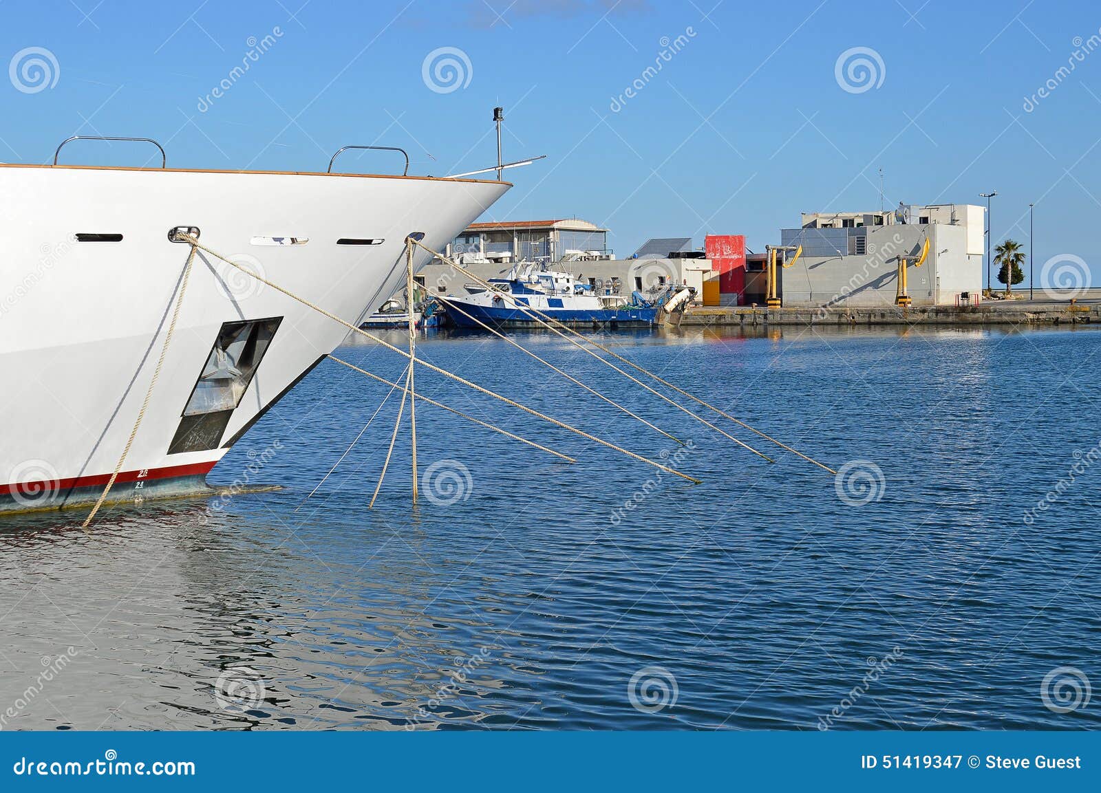 Der Bogen Eines Bootes am Anker Mit Vielen Festmachern Stockbild - Bild ...
