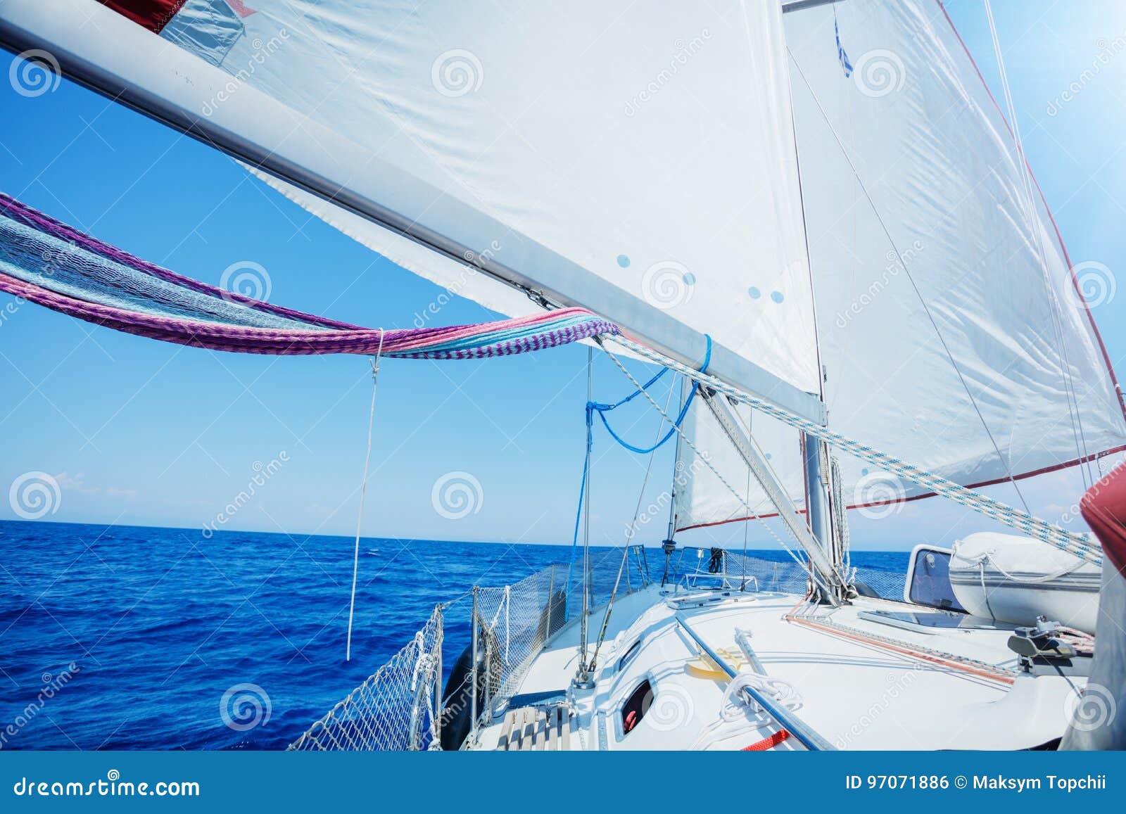 Der Bug Einer Yacht Und Des Booms Stockfoto - Bild von marine, drehzahl ...