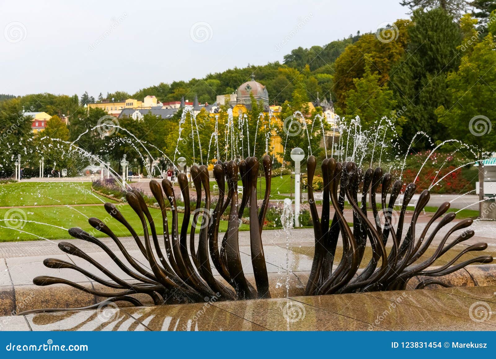 Der Caroline Spring-Brunnen Und Seine Wasserstrahlen Redaktionelles ...