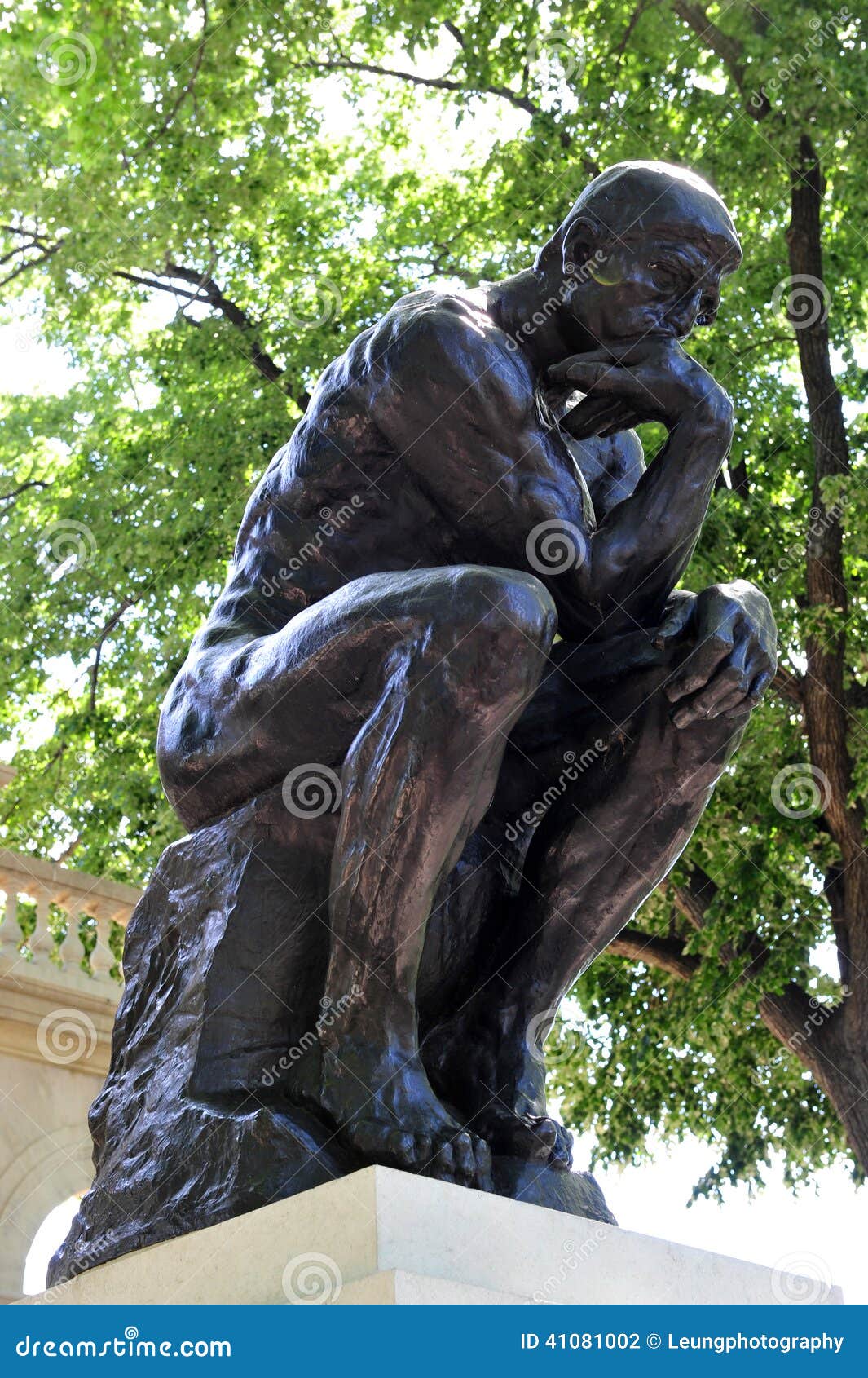 Der Denker durch Rodin redaktionelles stockfotografie. Bild von ...