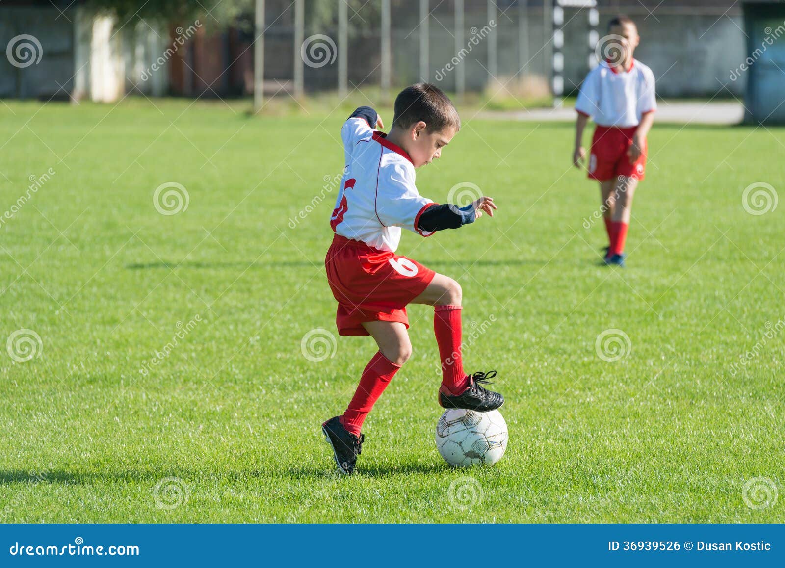 Der Fußball der Kinder stockfoto. Bild von horizontal - 36939526
