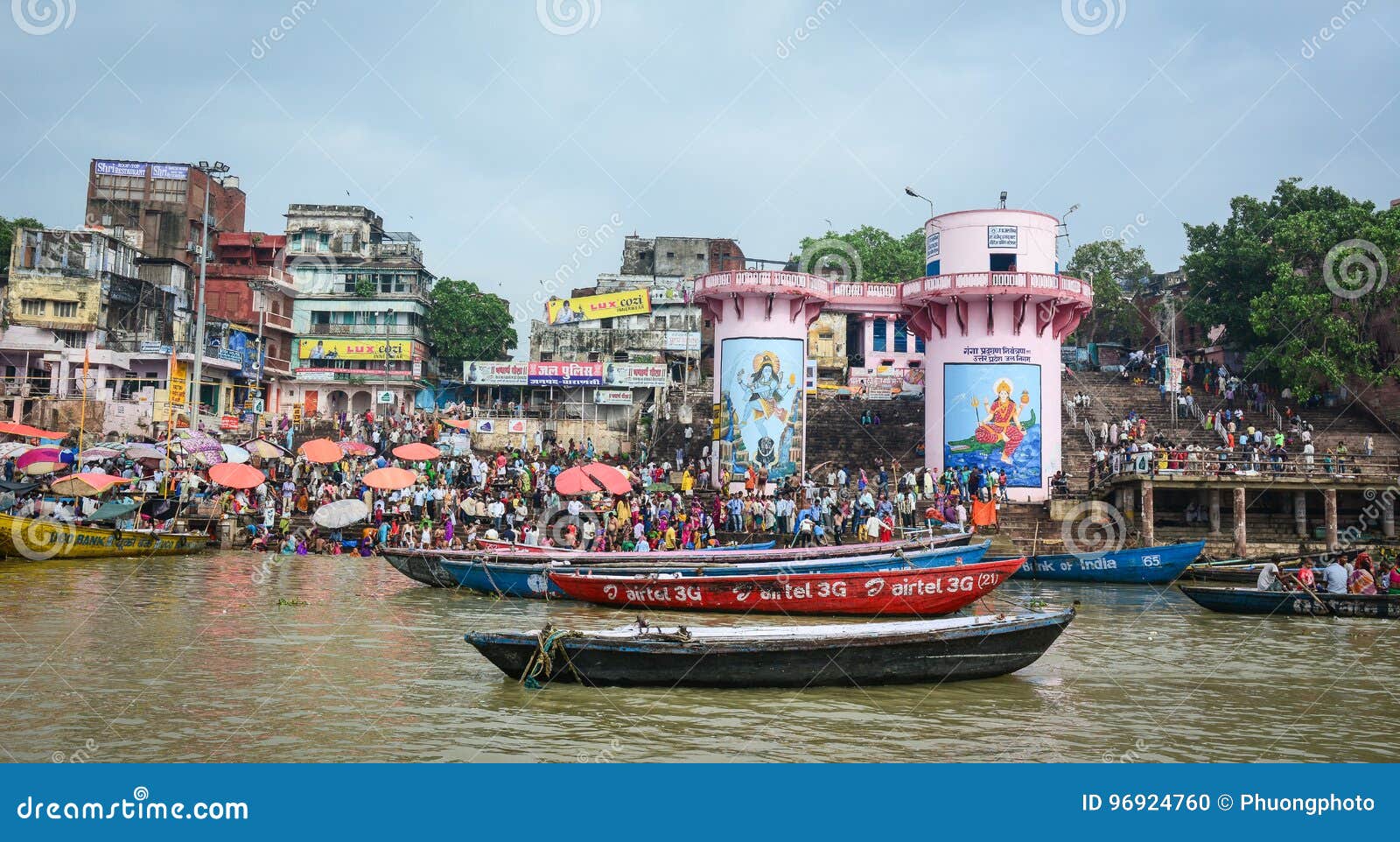 Der Ganges-Bank in Varanasi, Indien Redaktionelles Bild - Bild von ...
