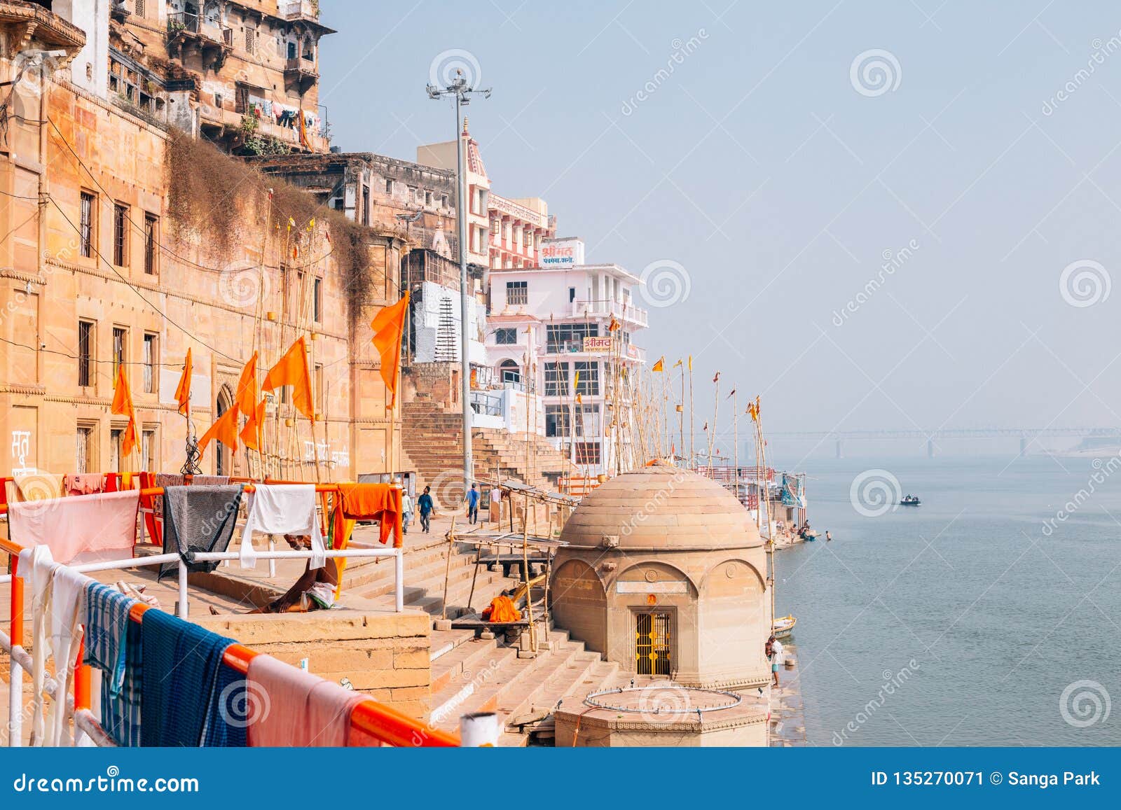 Der Ganges-ghat in Varanasi, Indien Redaktionelles Foto - Bild von bunt ...