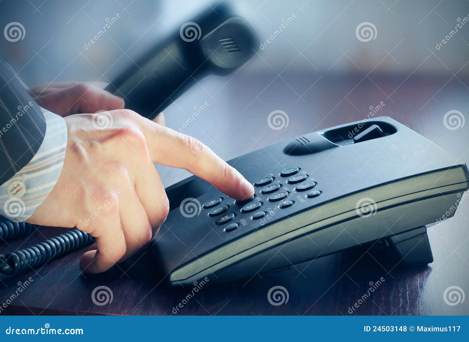Der Geschäftsmann, Der Einen Telefonaufruf Bildet. Stockfoto - Bild von ...
