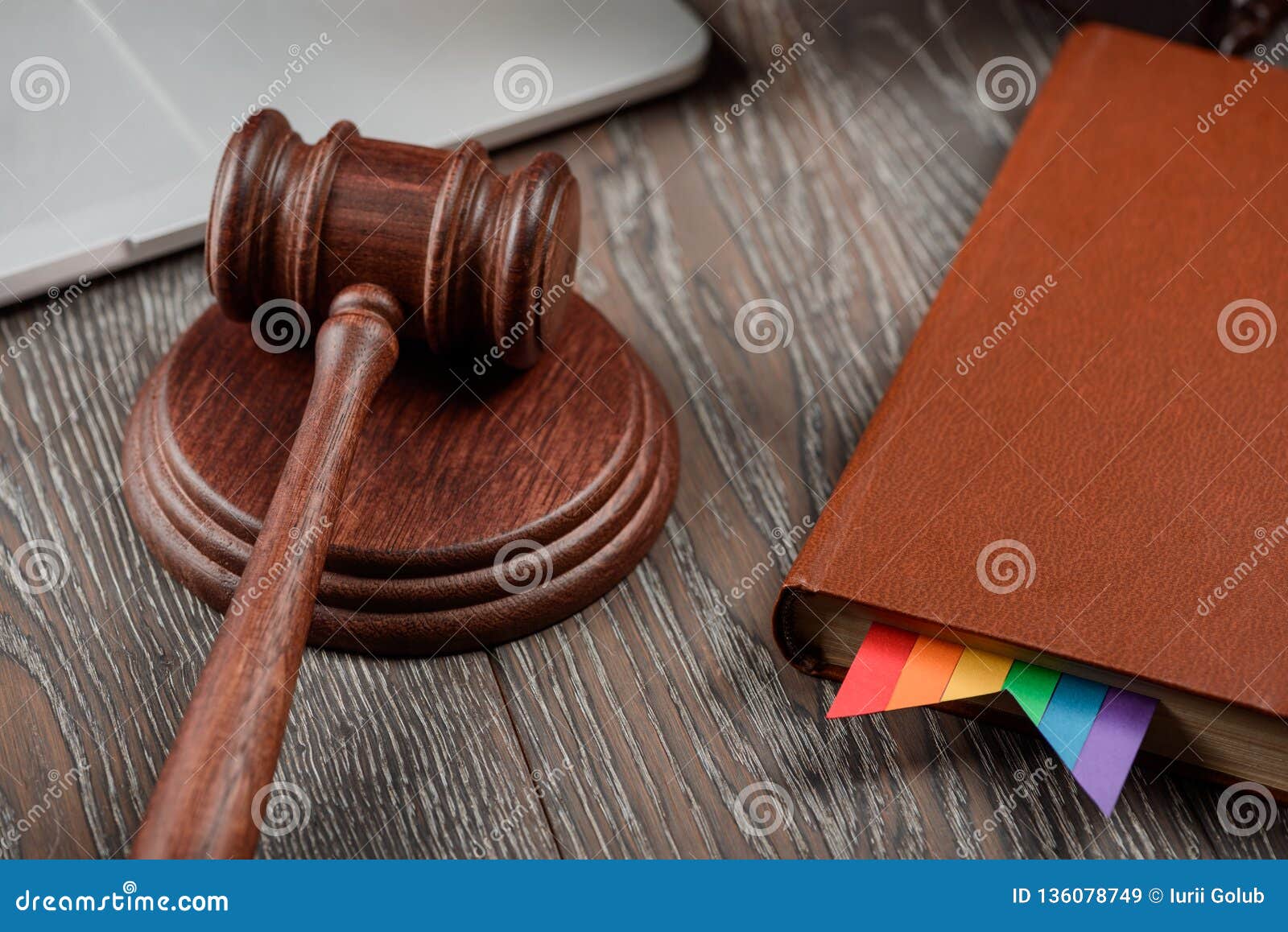 Der Hammer Des Richters Und Gesetzbuch Stockbild - Bild von ...