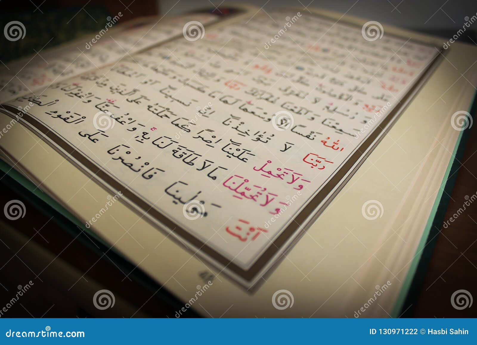 Der Heilige Quran Oder Der Koran Stockfoto - Bild von mubarak, seite ...