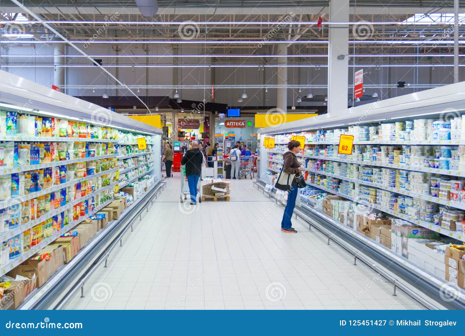 Der Innenraum Eines Supermarktes Mit Verbrauchern Redaktionelles ...