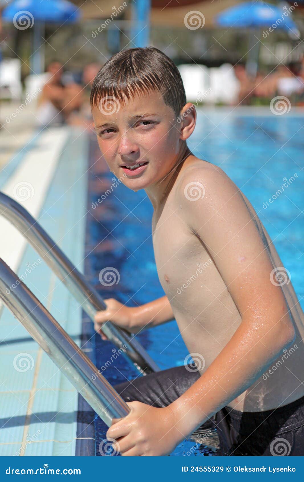 Der Junge Aus Dem Pool Heraus Stockbild - Bild von erholung, sommerzeit ...