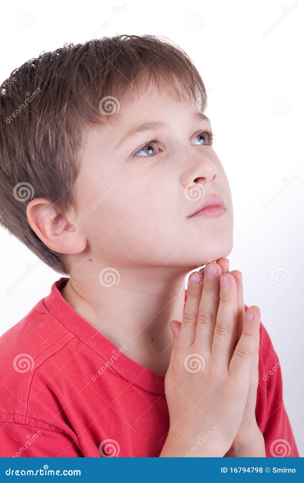 Der Junge betet stockfoto. Bild von hemd, hilfe, brust - 16794798