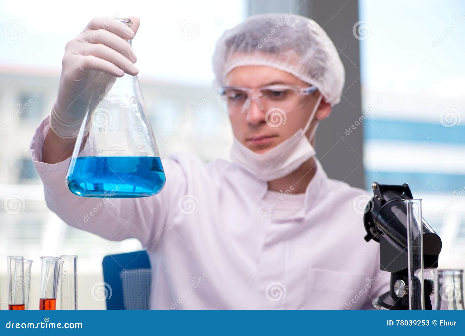 Der Junge Chemiker, Der Im Labor Arbeitet Stockbild - Bild von ...