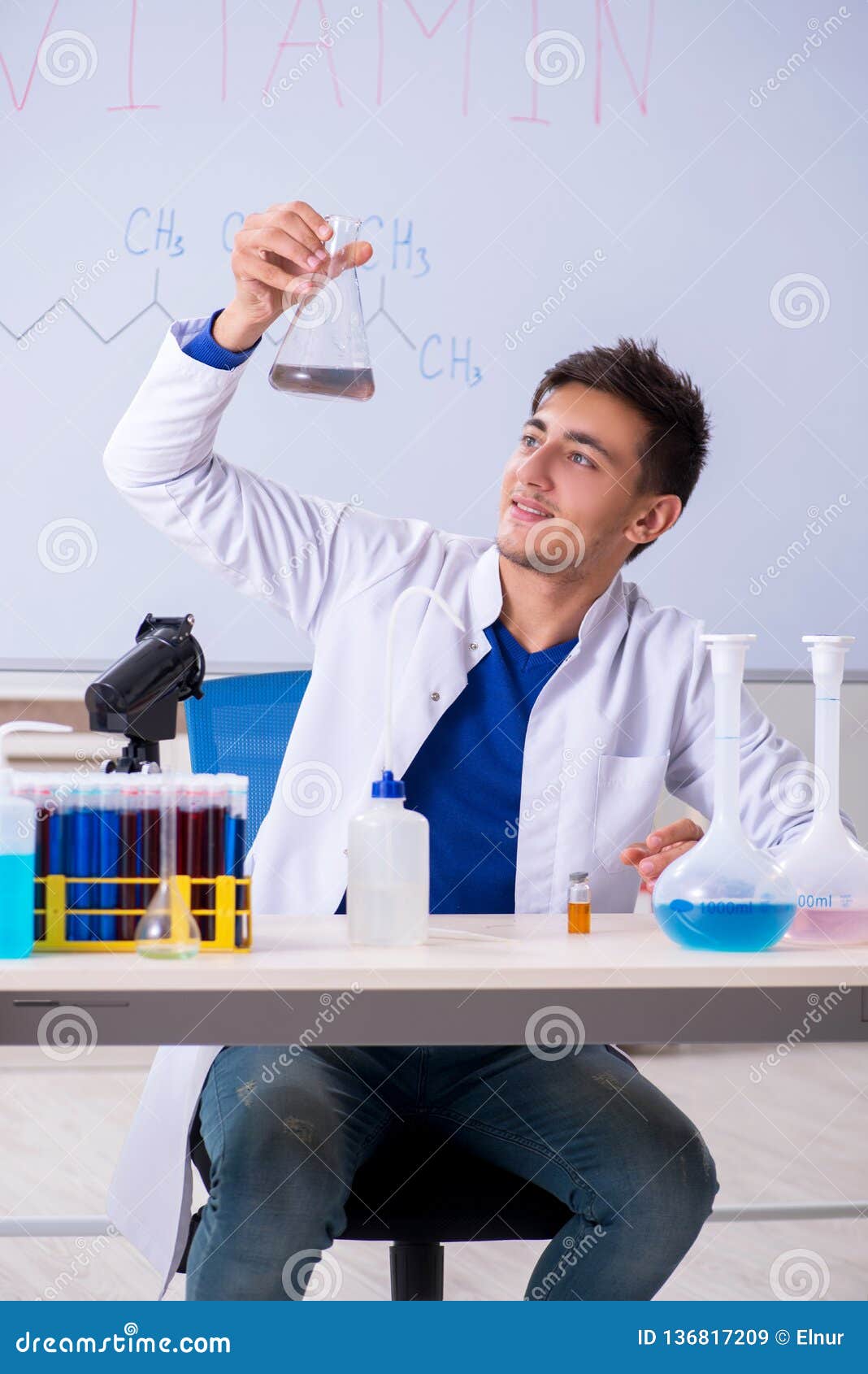 Der Junge Chemiker, Der Im Labor Sitzt Stockbild - Bild von vorstand ...
