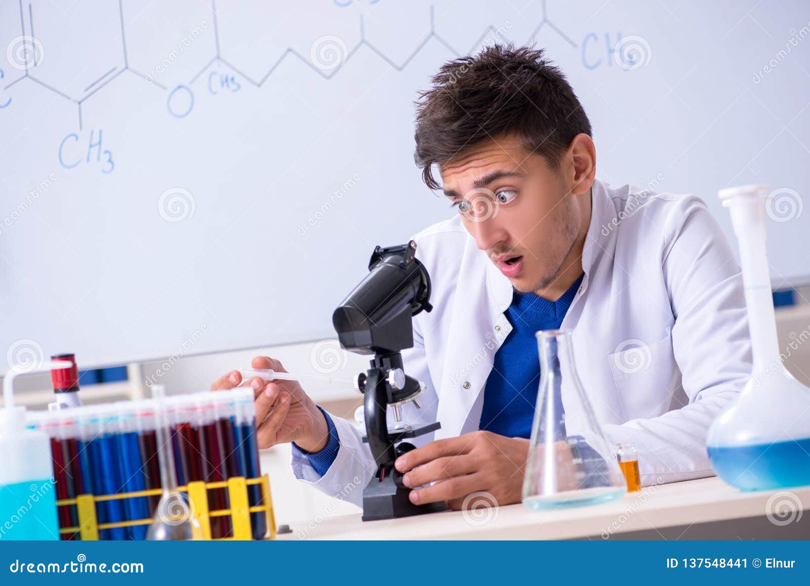 Der Junge Chemiker, Der Im Labor Sitzt Stockbild - Bild von entdeckung ...