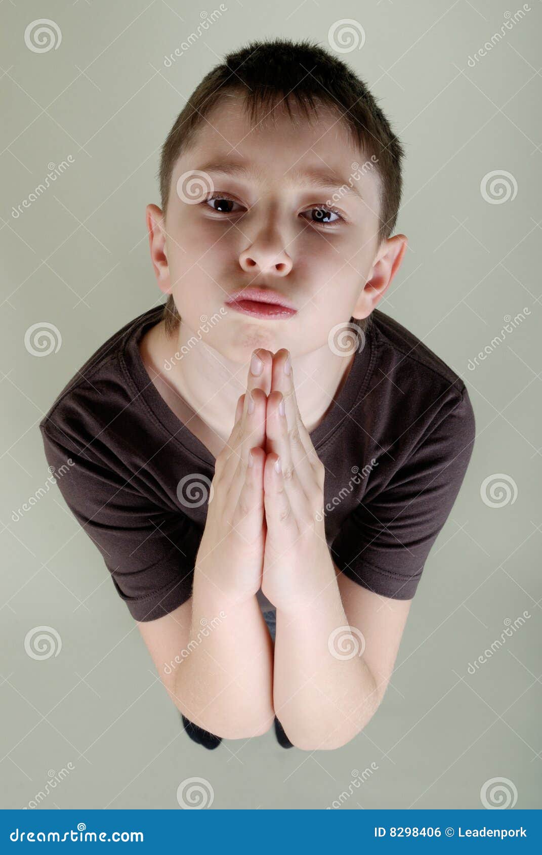 Der Junge, der betet stockfoto. Bild von person, mann - 8298406