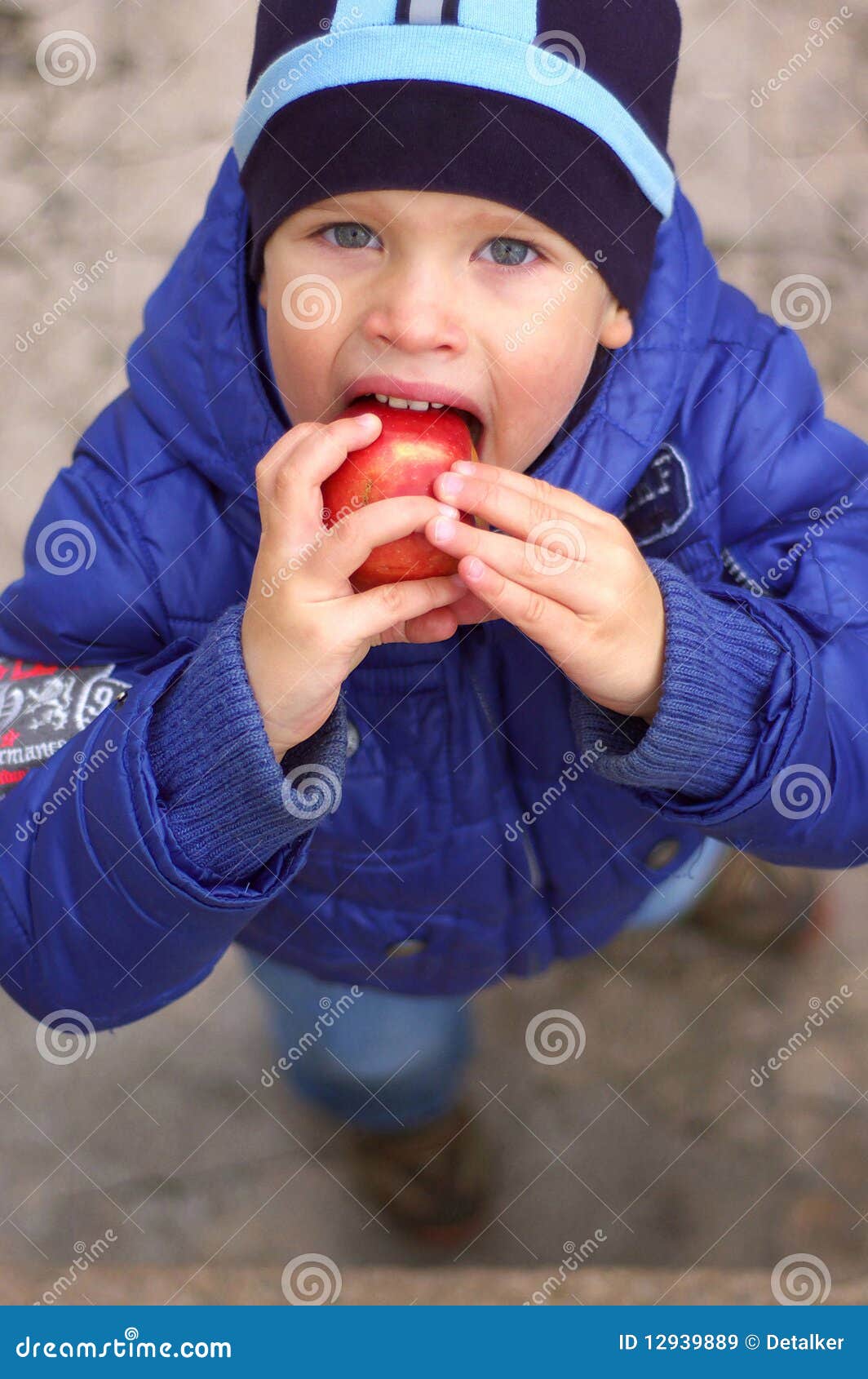 Der Junge, Der Einen Apfel Isst Stockbild - Bild von sohn, gesund: 12939889
