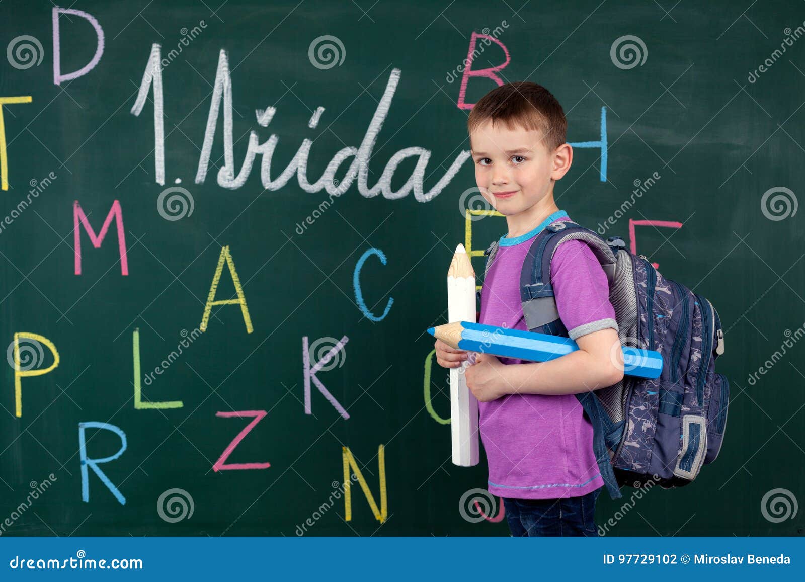 Der Junge Geht Zur Ersten Klasse Stockfoto - Bild von buch, kindheit ...