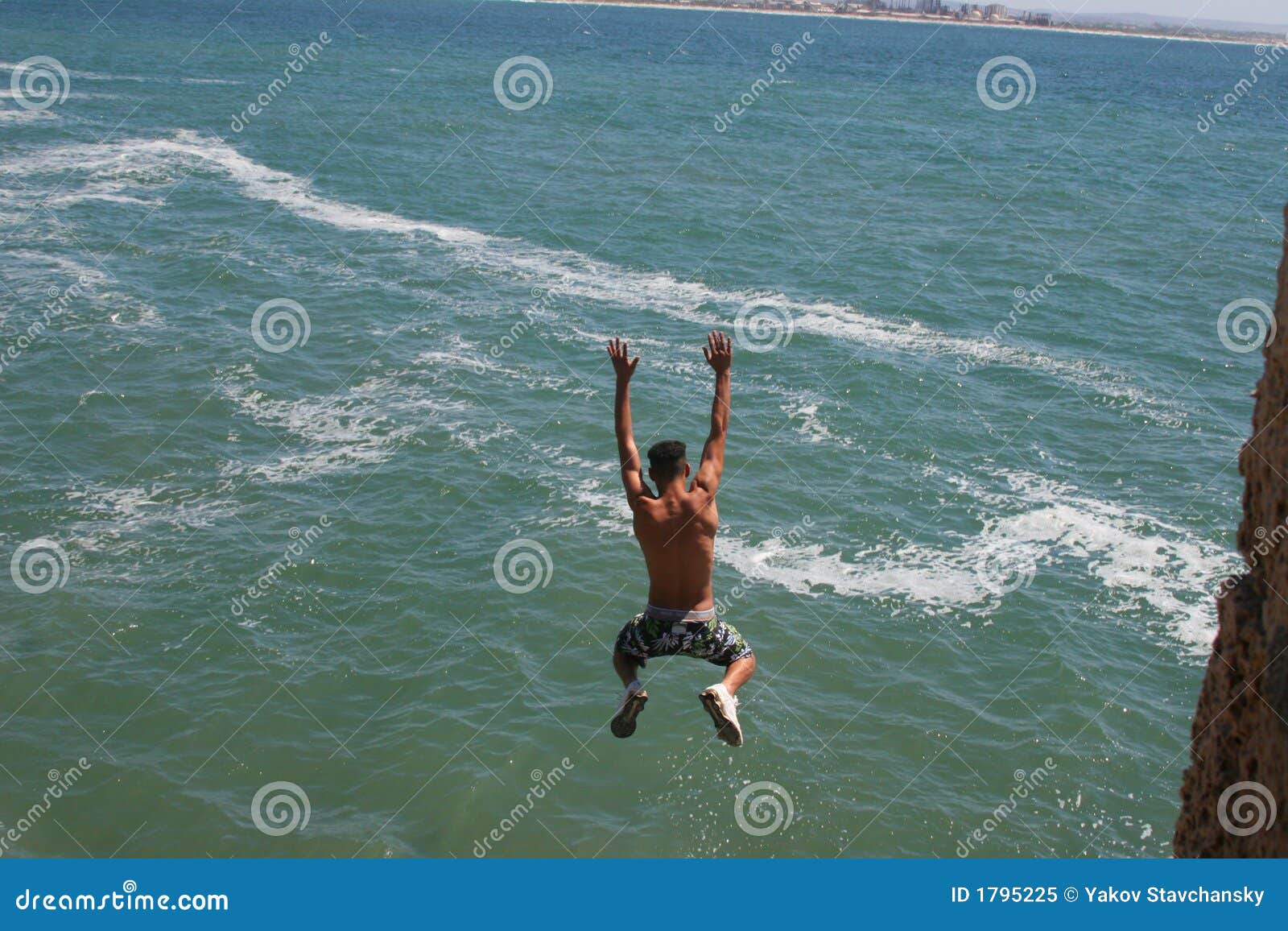 DER JUNGE MANN SPRINGT in WASSER Stockbild - Bild von blau, erwachsener ...