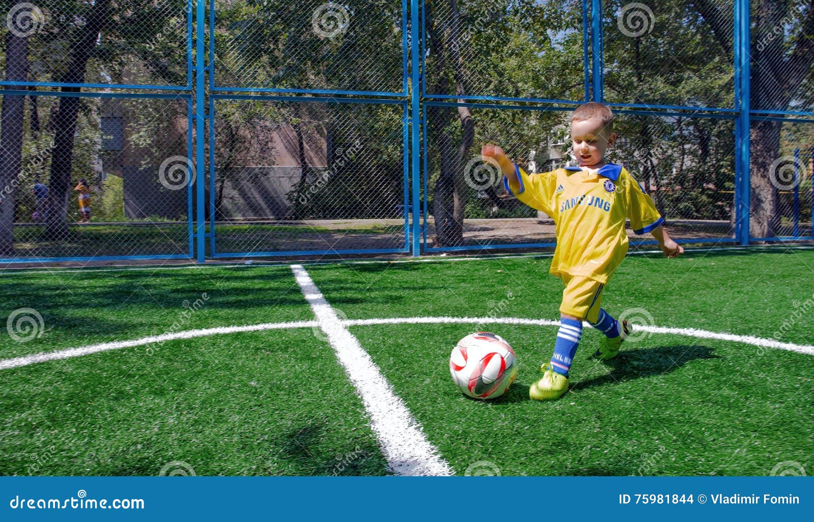 Der Junge mit dem Ball redaktionelles stockbild. Bild von gehen - 75981844