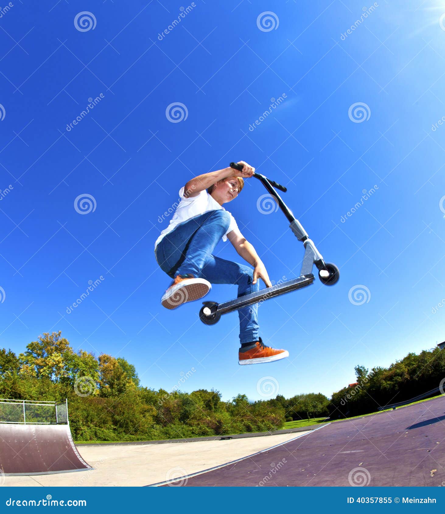 Der Junge Springend Mit Seinem Roller Stockbild - Bild von sprung ...
