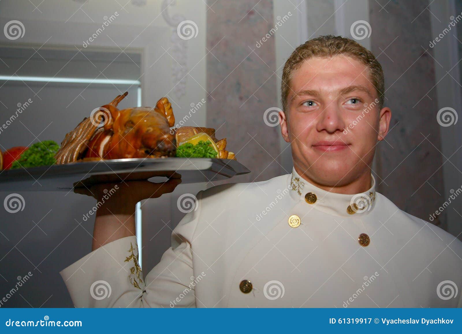 Der Kellner Mit Dem Behälter in Einem Russischen Restaurant ...