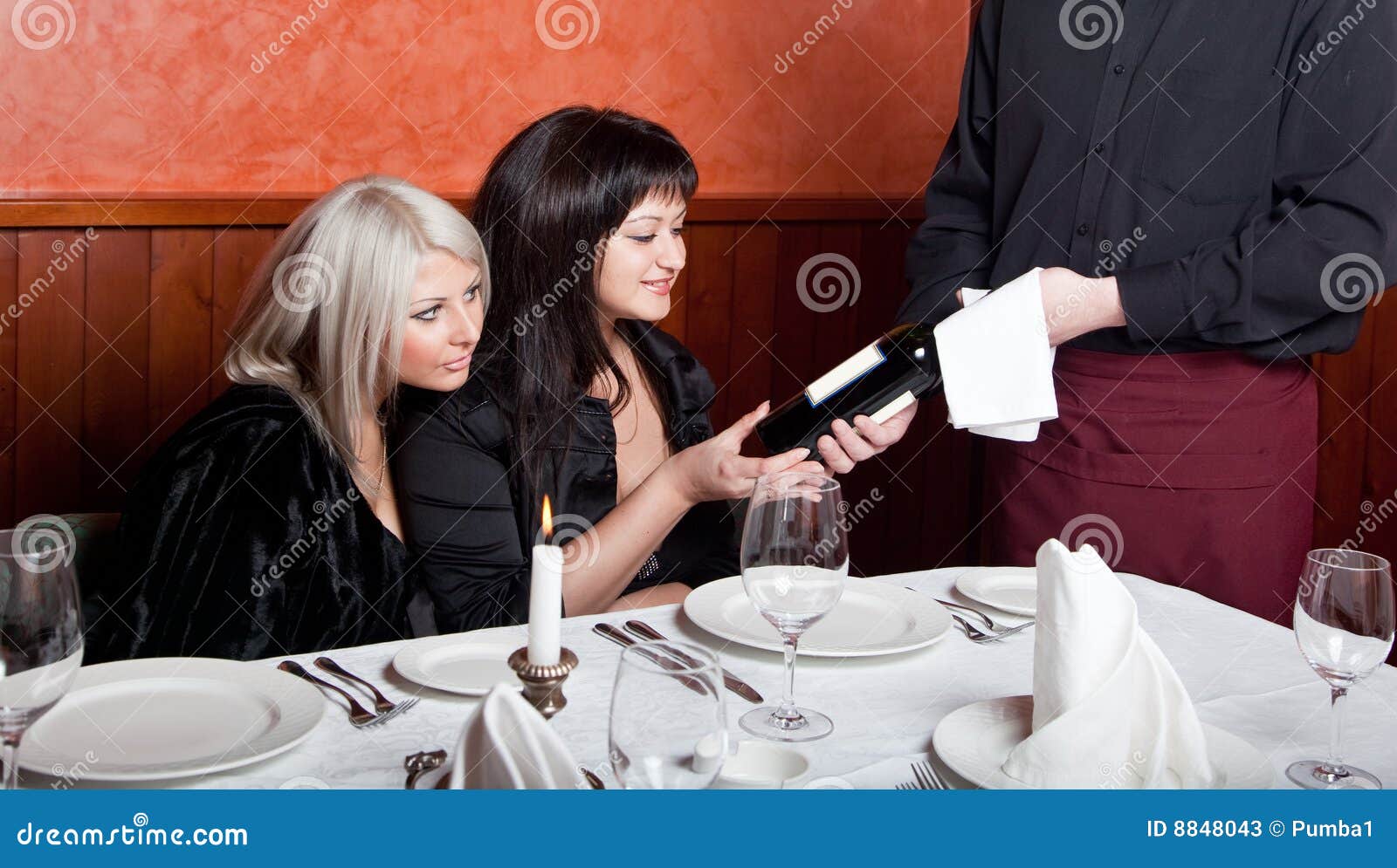 Der Kellner Zeigt Eine Flasche Wein Stockbild - Bild von frauen ...