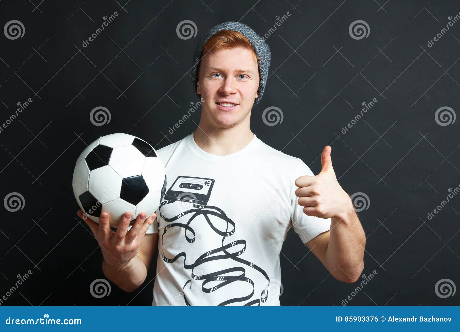 Der Kerl Mit Ball Zeigt Leder Stockfoto - Bild von berufung, erscheinen ...