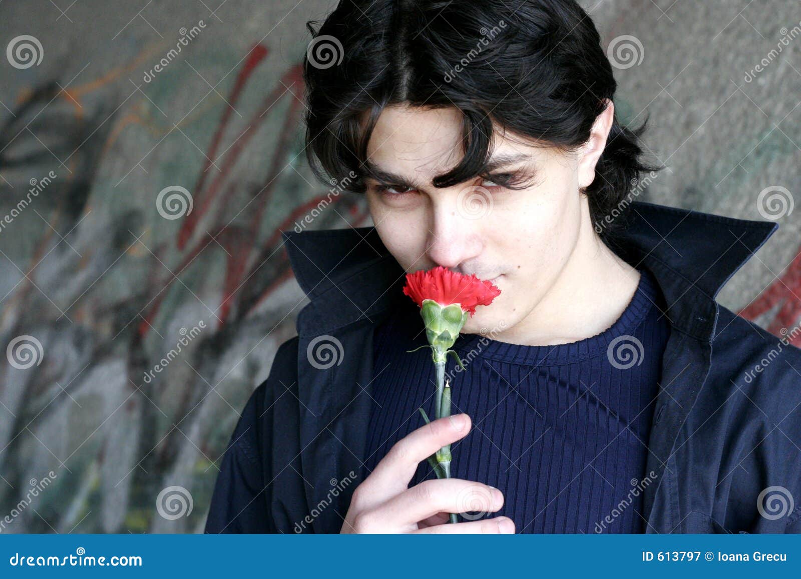 Der Kerl Mit Der Roten Gartennelke Stockbild - Bild von verlockend ...