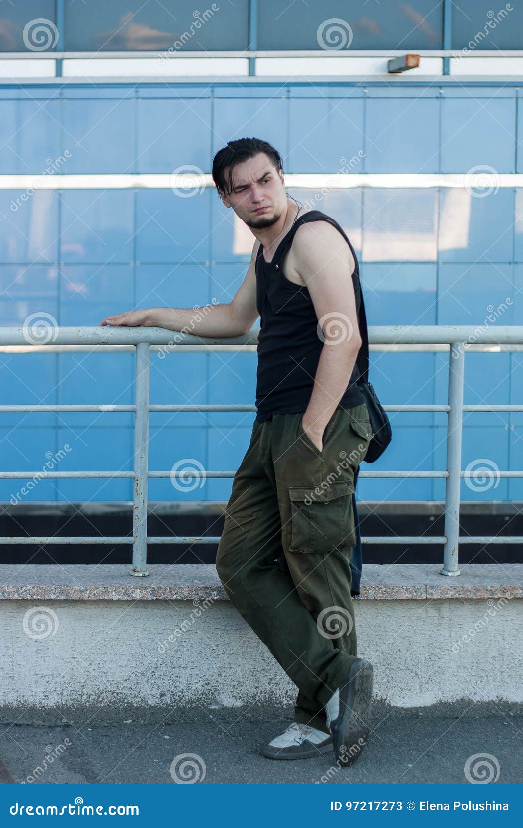 Der Kerl Mit Einem Lustigen Ausdruck Stockbild - Bild von schwarzes ...