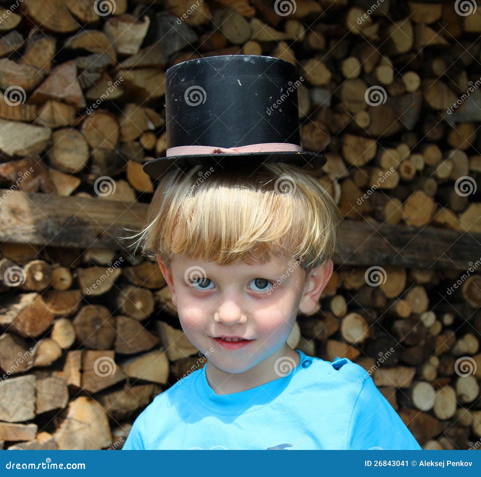 Der Kleine Junge in Einem Hut Stockbild - Bild von porträt, spielerisch ...