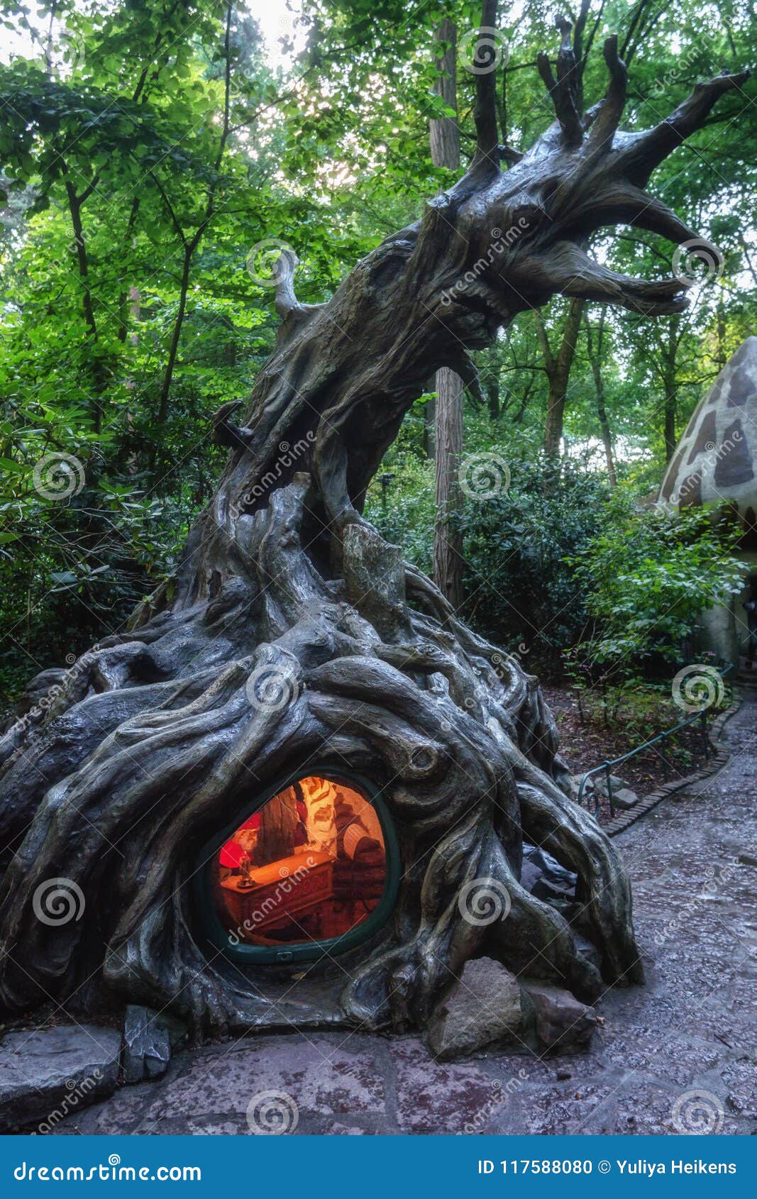 Der Koboldbaum Im Märchenwald Im Freizeitpark E-F Redaktionelles Bild ...